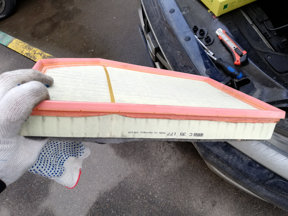 Заменил воздушный фильтр двигателя — Volvo XC70 III, 2,4 л, 2012 года ...