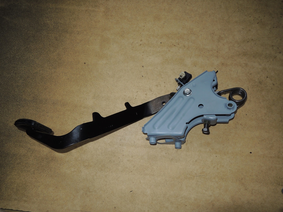 Педаль сцепления с датчиком для круиз-контроля — Toyota Corolla (120 ...