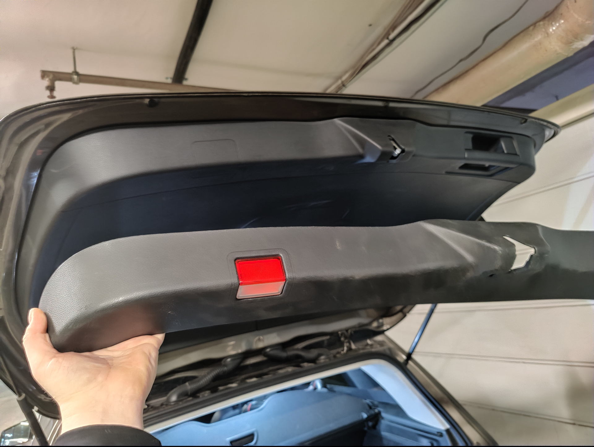 Дооснащение: Плафон в крышке багажника. Код U62 — Mercedes-Benz B-Class ...