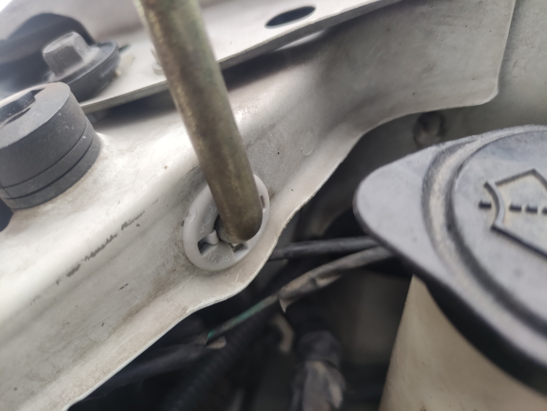 Замена втулки(клипсы) упора капота. Каталожный номер 90480-15027 ...