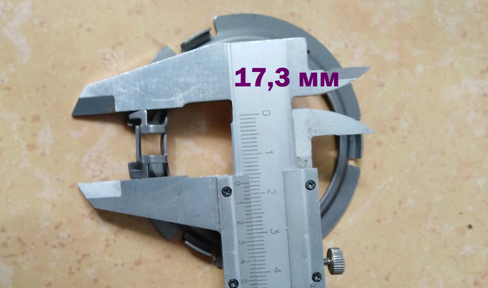 Renault. Держатель датчика ABS 47960BC00A. — Renault Scenic II, 1,5 л ...