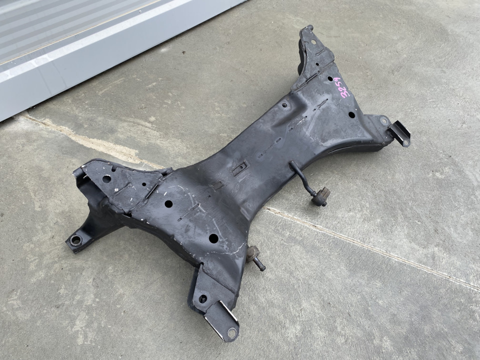 MR403173 Подрамник для Lancer 2004 года Mitsubishi | Запчасти на DRIVE2