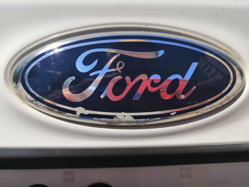 Замена значка "Ford" по гарантии — Ford Focus Hatchback III, 1,6 л ...