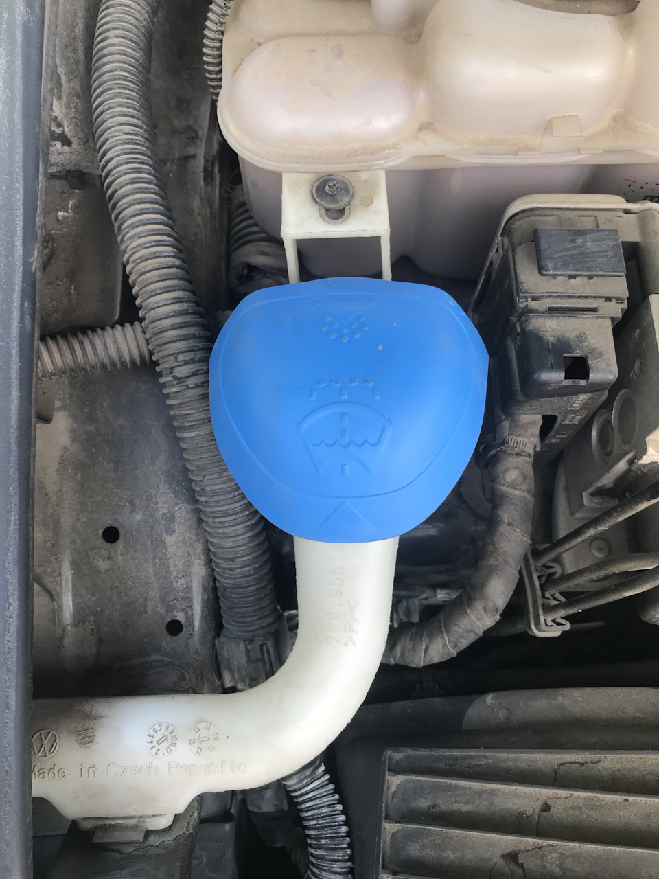 Крышка бачка омывателя с горловиной — Volkswagen Touareg (2G), 3 л ...