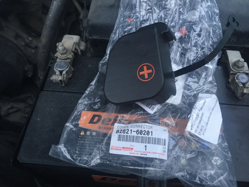 Крышка плюсовой клеммы — Toyota Land Cruiser 200, 4,7 л, 2008 года ...