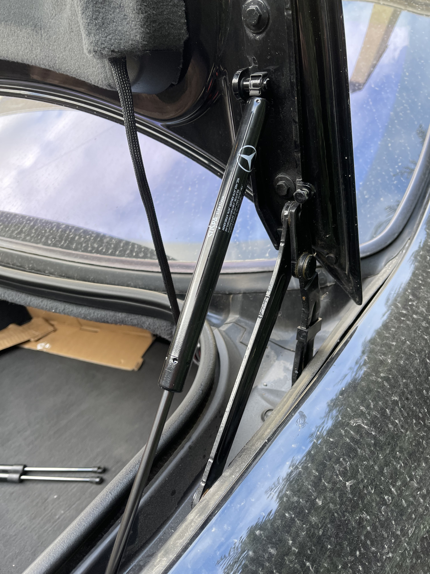 Багажник W220 №4 Замена газовых упоров — Mercedes-Benz S-Class (W220 ...