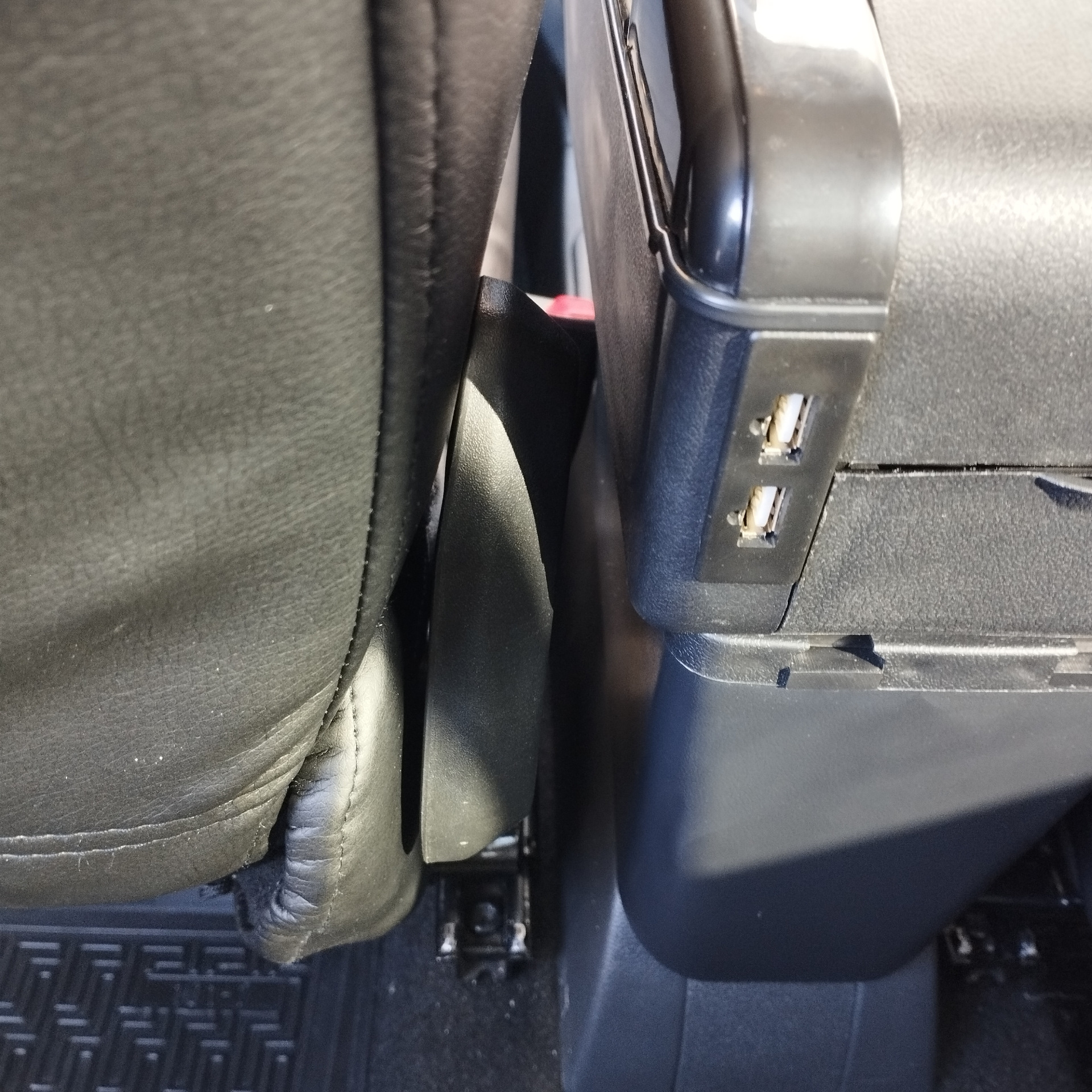 Подлокотник и консоль ручника Рено Логан 2 — Renault Logan (2G), 1,6 л ...