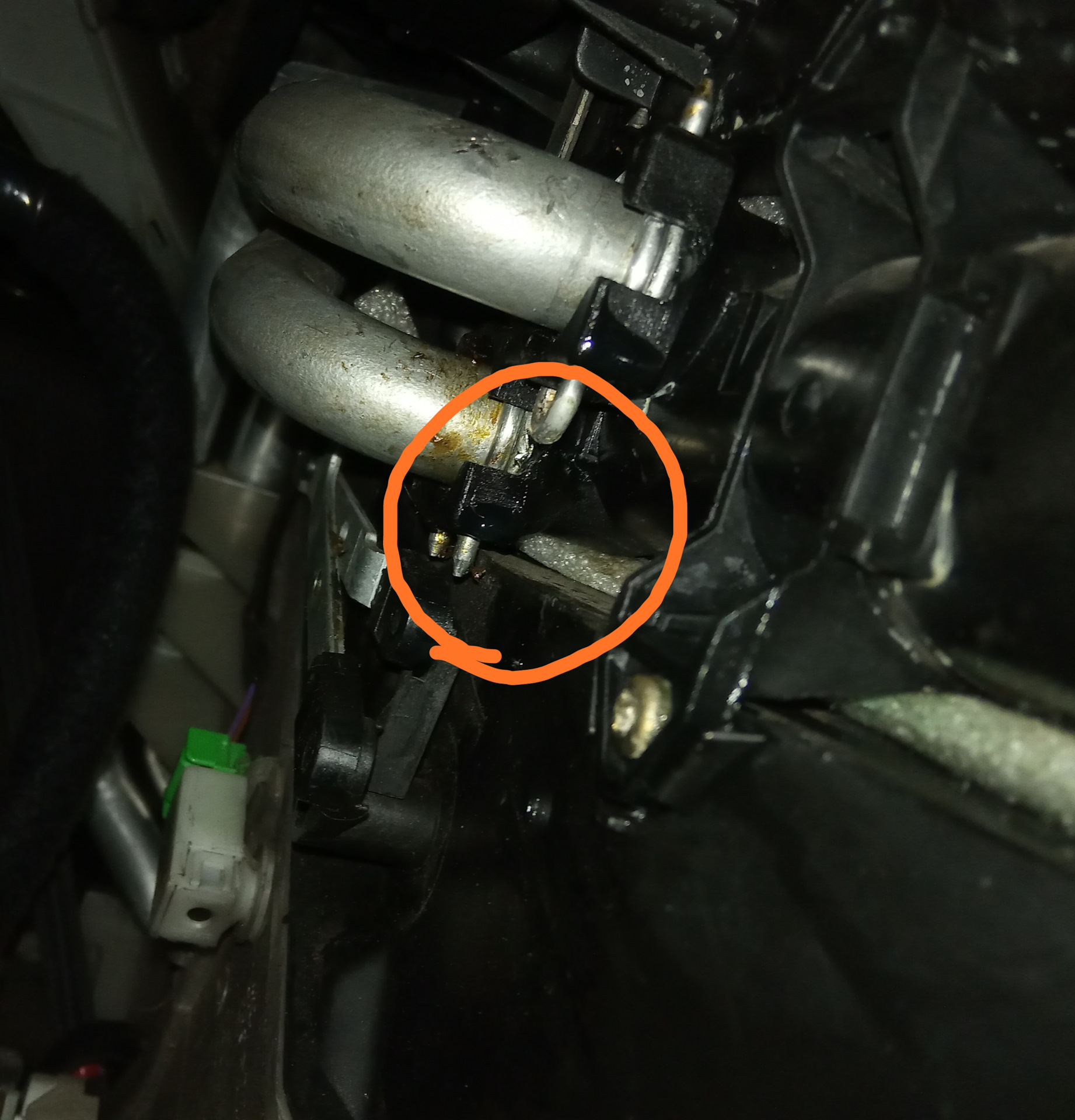 Нужна помощь.Подтекает трубка на радиаторе печки — Volvo V70 II, 2,4 л ...