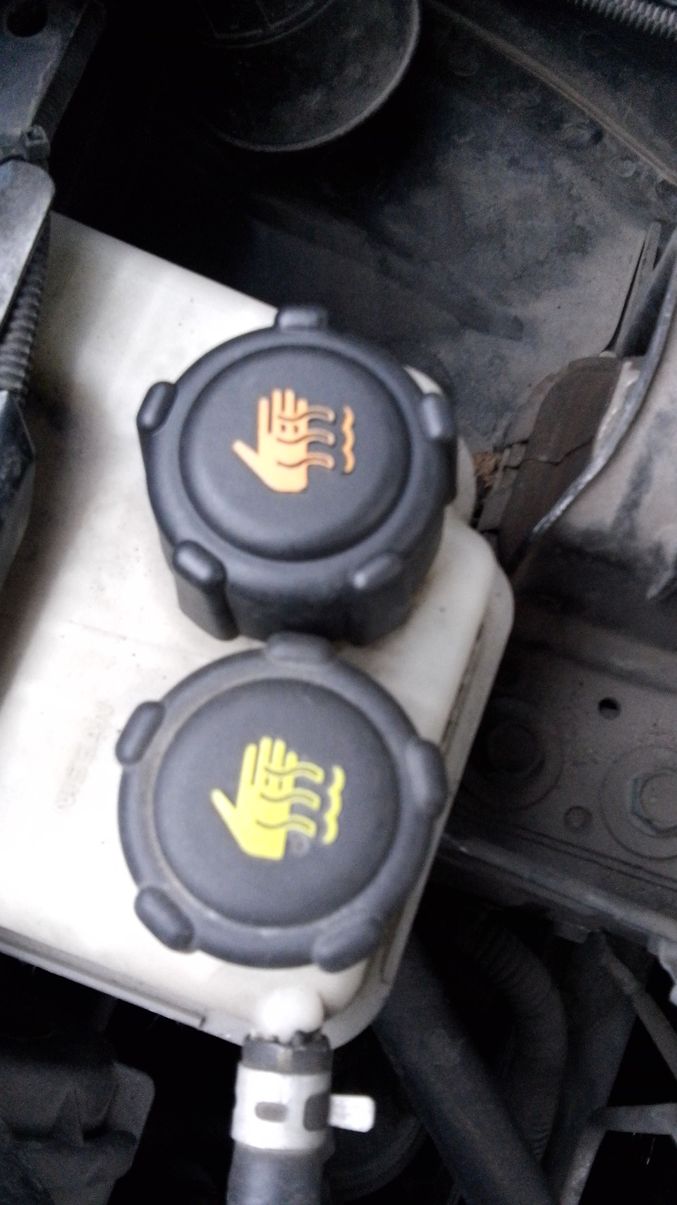 замена пробки бачка — Nissan Qashqai (1G), 1,6 л, 2013 года | своими ...