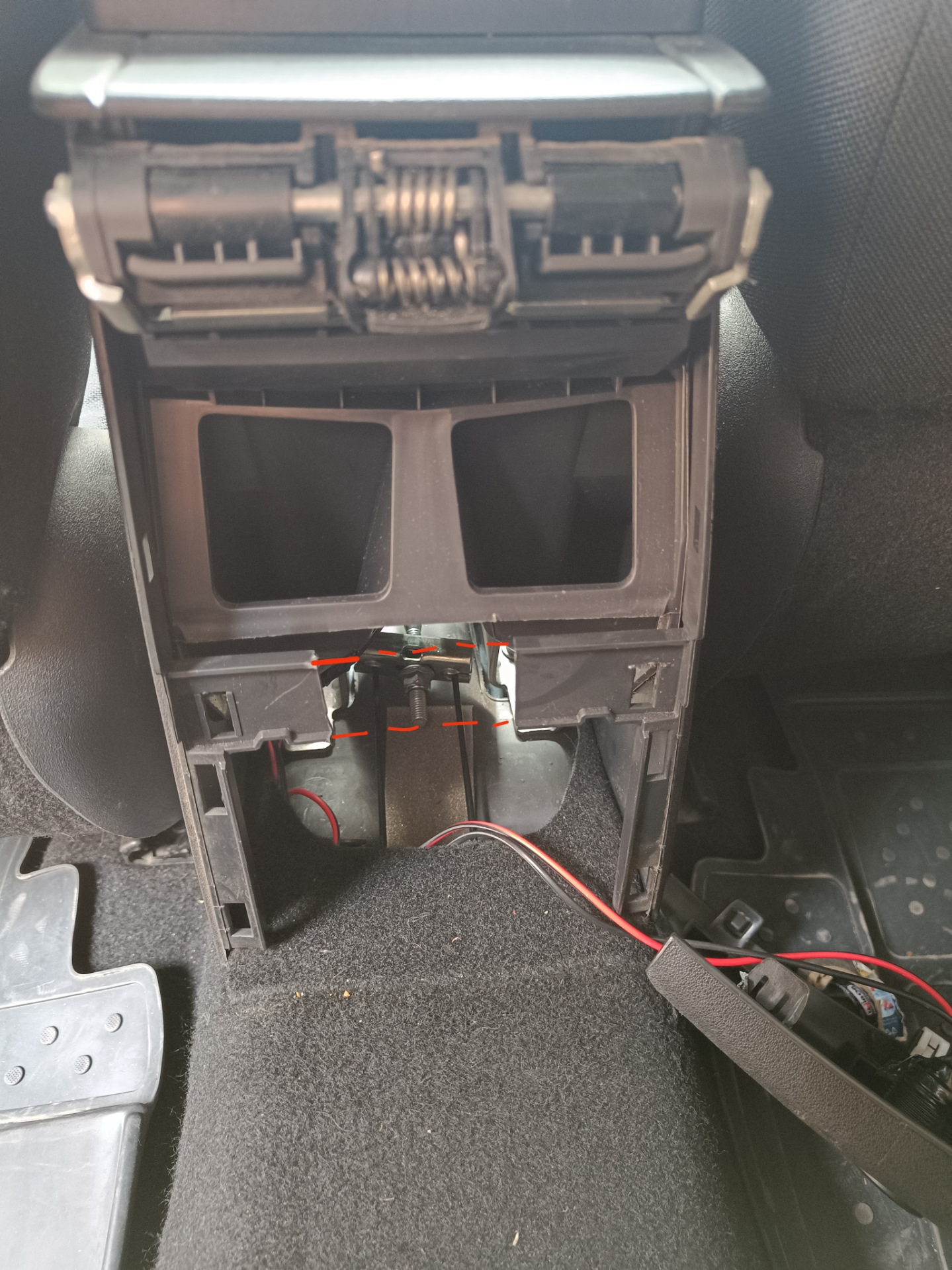 Установка дополнительной зарядки USB — Citroen C4 L, 1,6 л, 2016 года ...