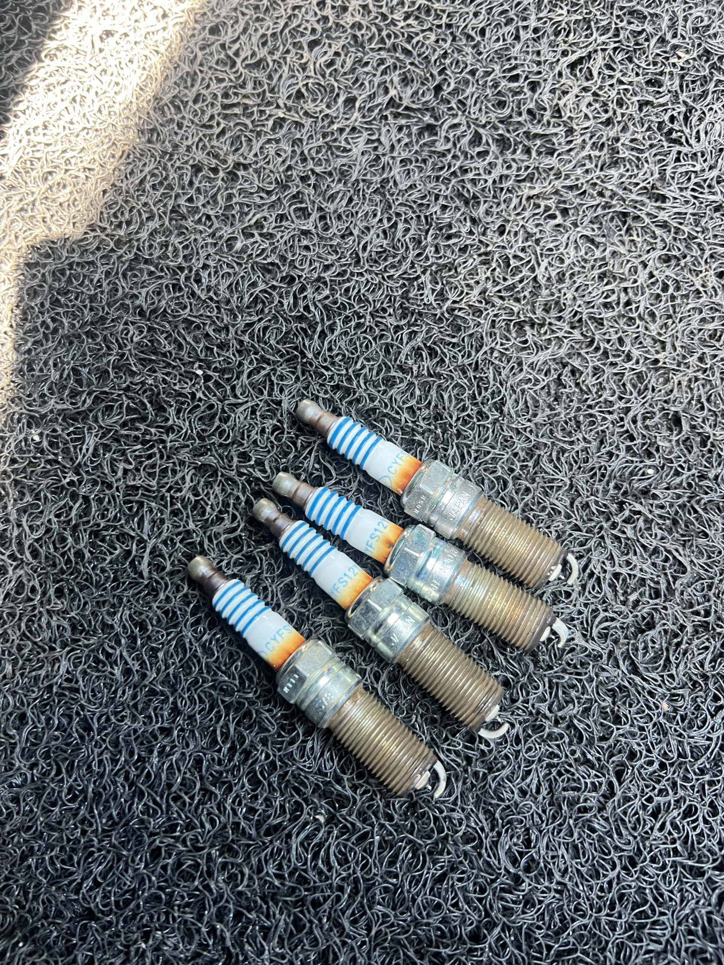 Замена свечей зажигания Denso ITV22 "Iridium Power" — Ford Mondeo V, 2 ...