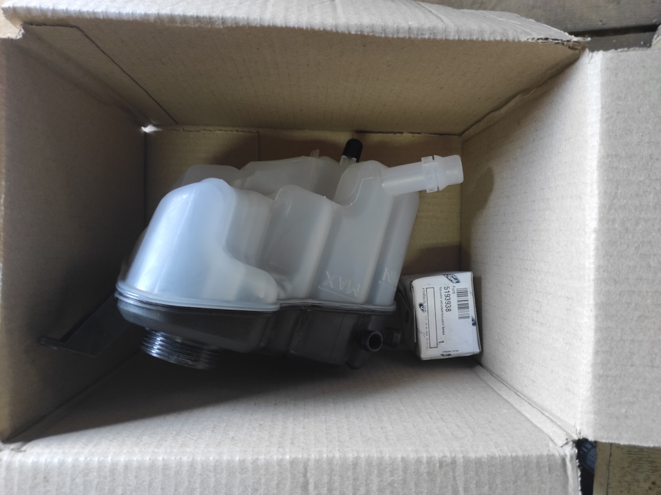 Расширительный бачок и крышка — Ford Mondeo IV, 2 л, 2011 года | своими ...