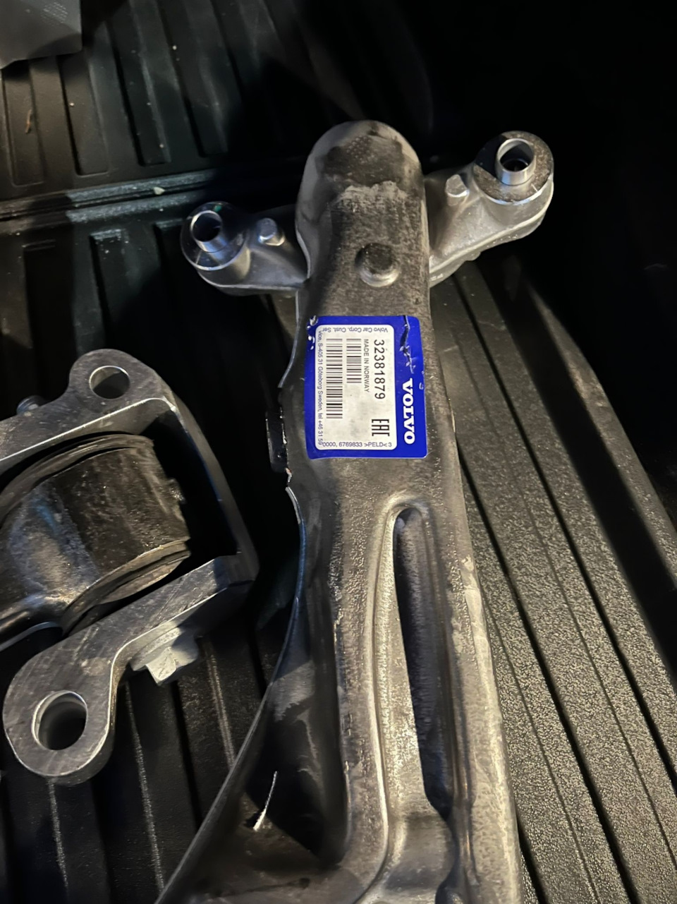 32381879 Передний нижний рычаг Volvo | Запчасти на DRIVE2