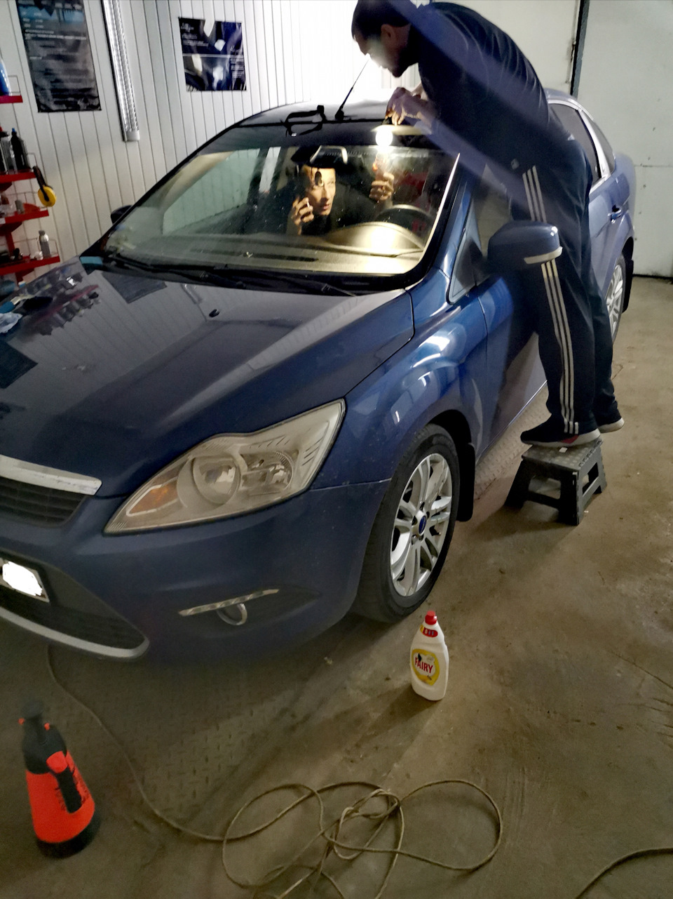 Полоска на лобовое стекло — Ford Focus II Sedan, 1,6 л, 2008 года ...