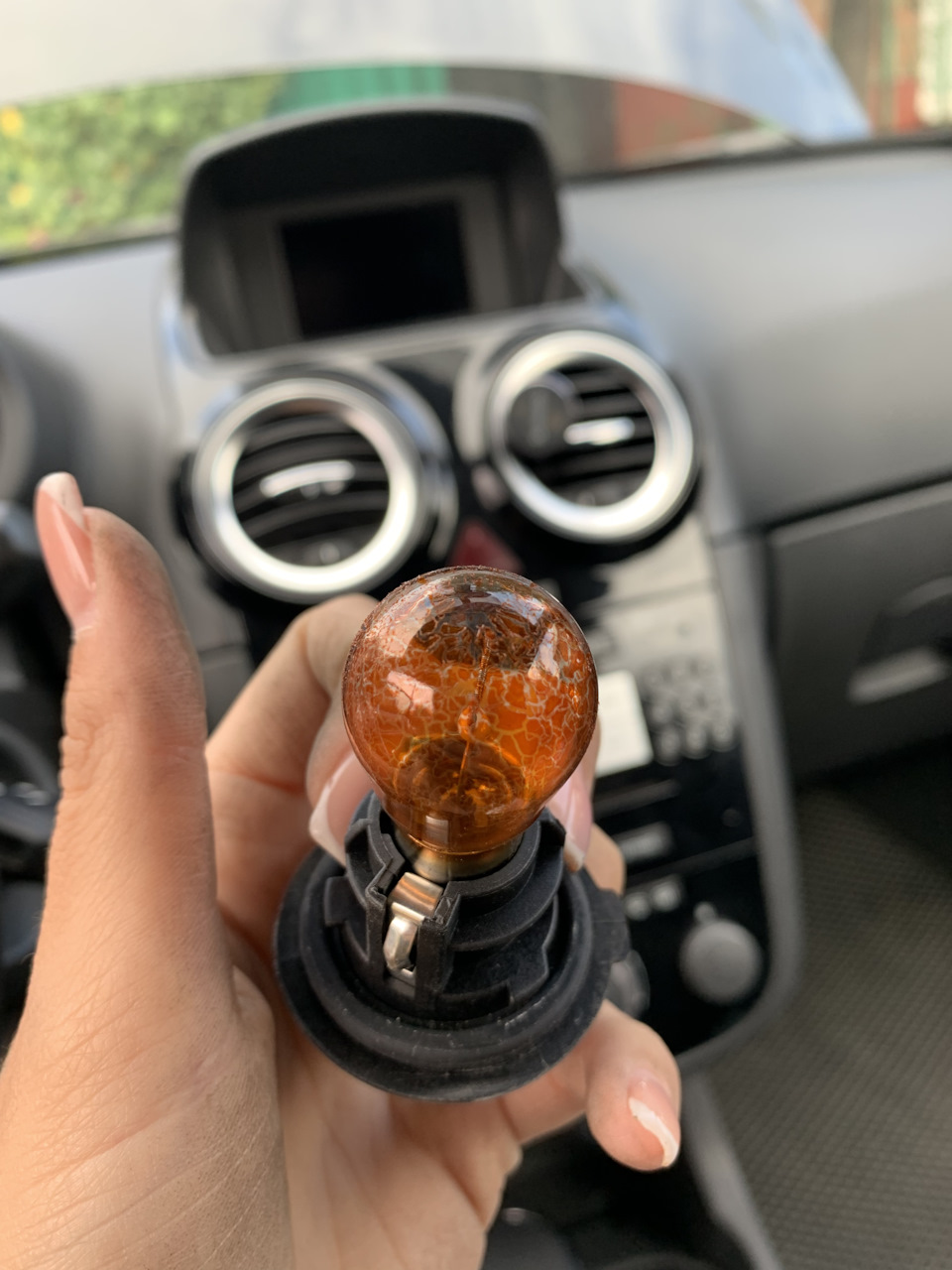 Замена правой лампы ближнего света — Opel Corsa D, 1,2 л, 2007 года ...