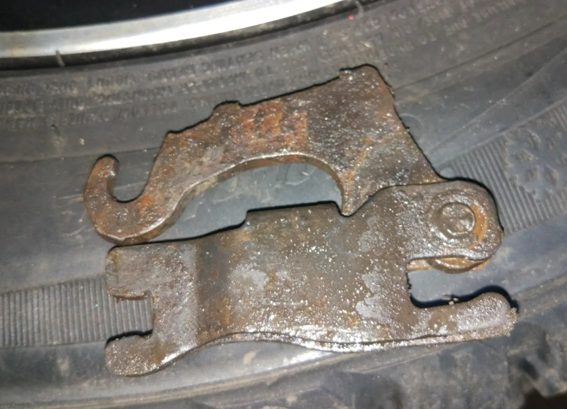 Заклинили рычаги тормозных колодок. — Hyundai Grand Starex, 2,5 л, 2008 ...