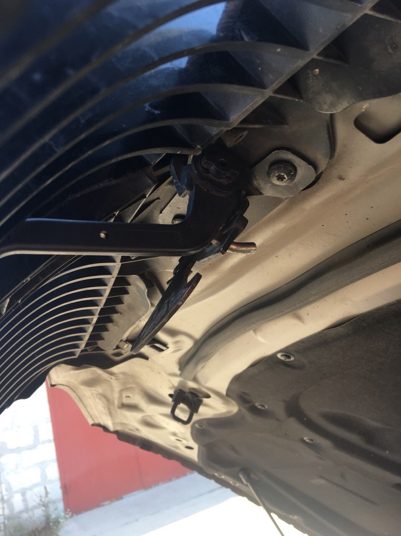 Замена захватного крюка капота. — BMW 7 series (E65/E66), 4,8 л, 2005 ...