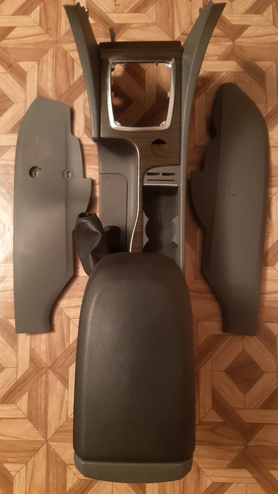 Консоль с подлокотником от рестайлинга — Ford Focus Hatchback II, 1,8 л ...