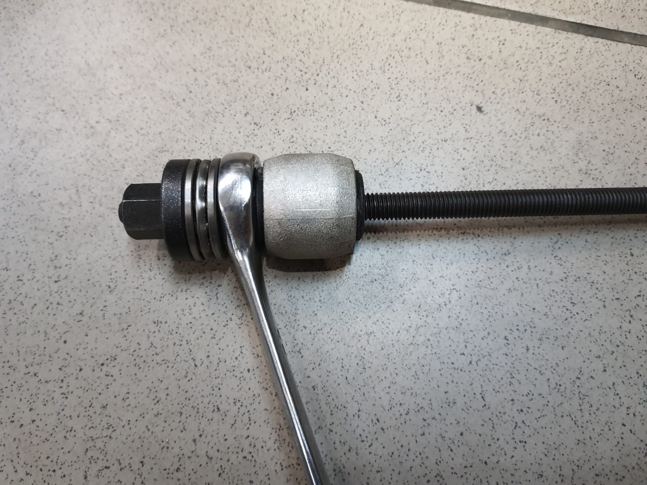 Снятие заднего подрамника и замена всех сайлентблоков задней подвески ...