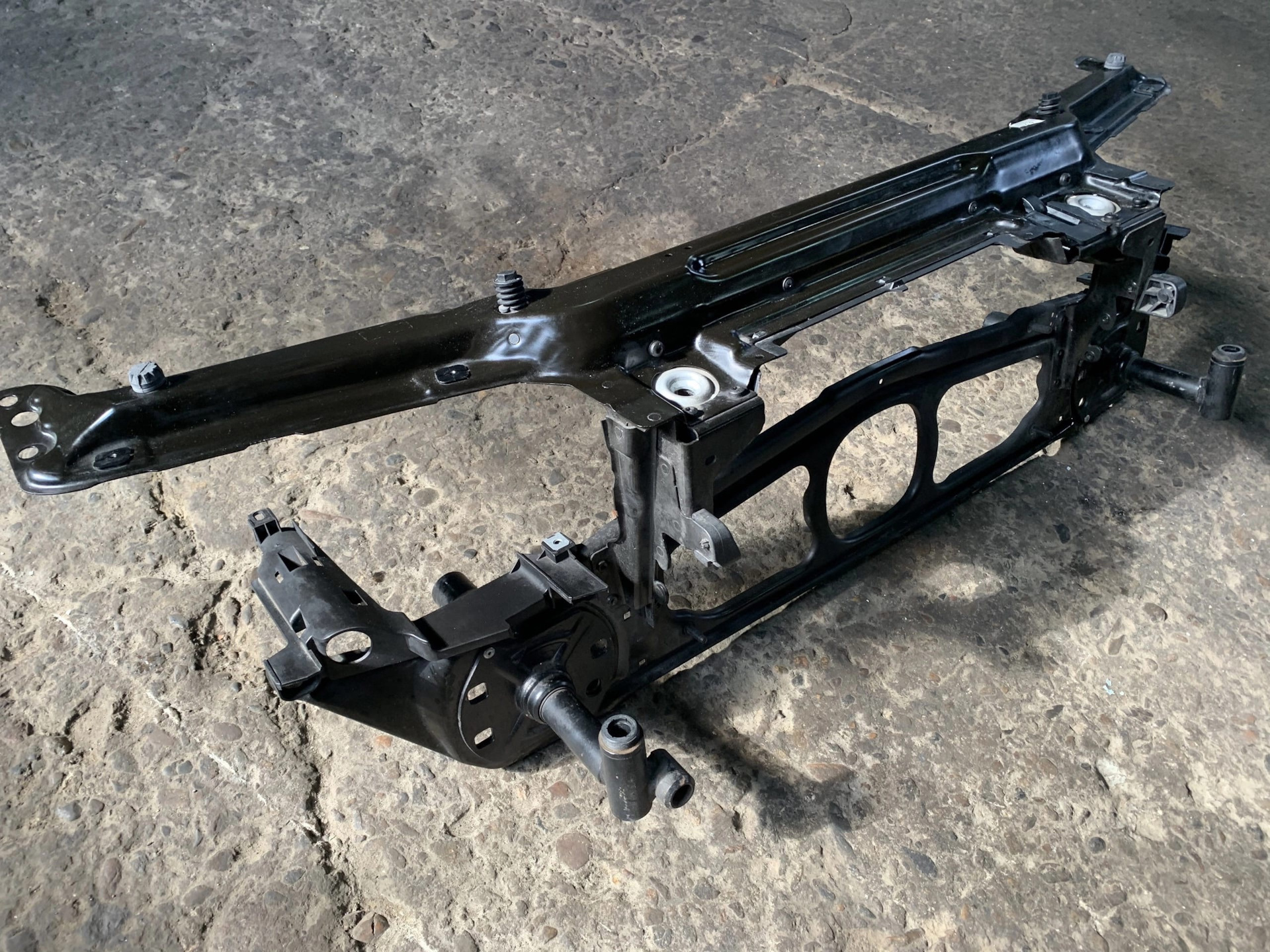 Щит передка, монитор, детали капота и кнопки стеклоподъемника — BMW 3 ...