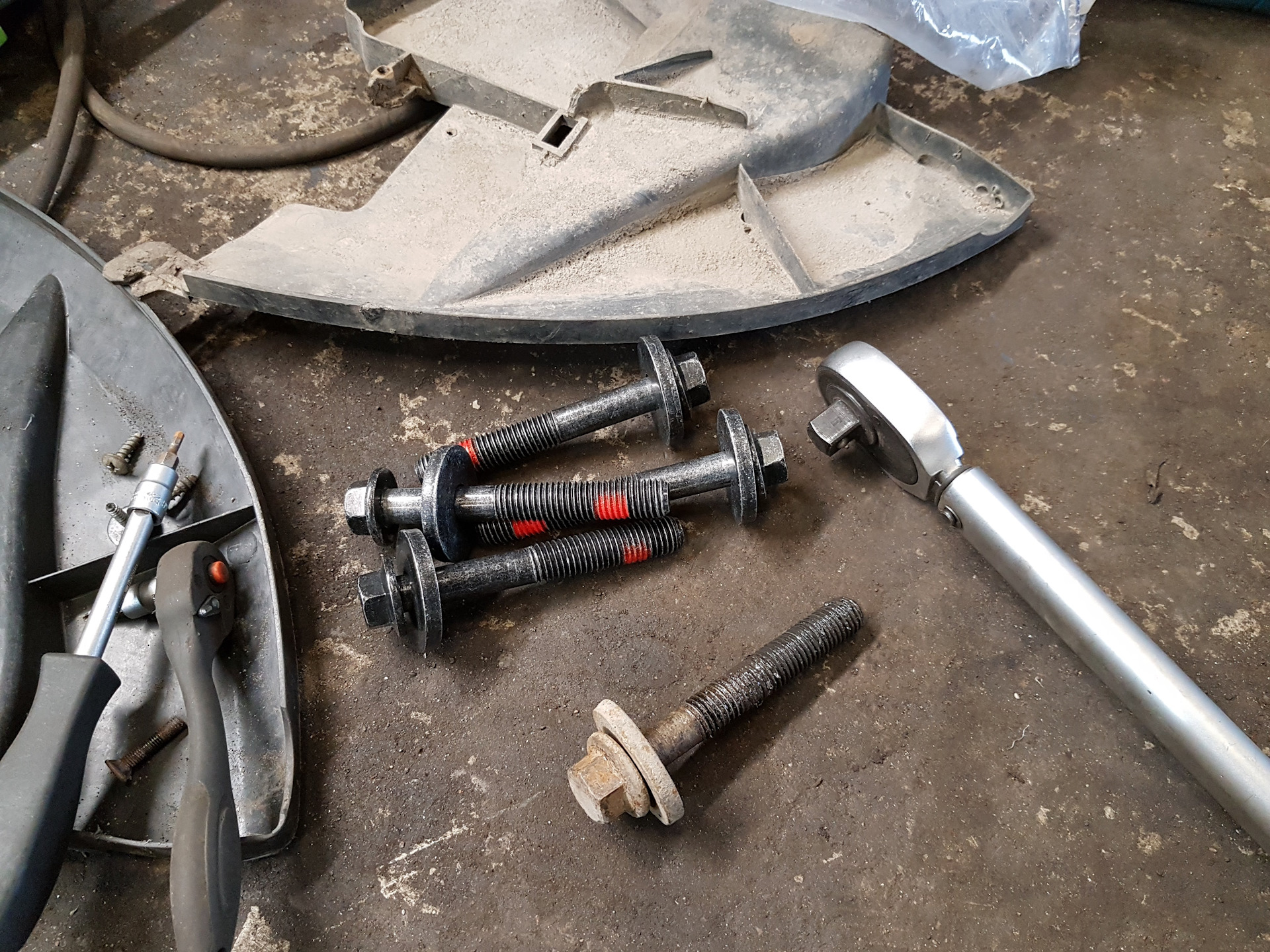 Болты подрамника — Volvo XC70 II, 2,4 л, 2001 года | своими руками | DRIVE2