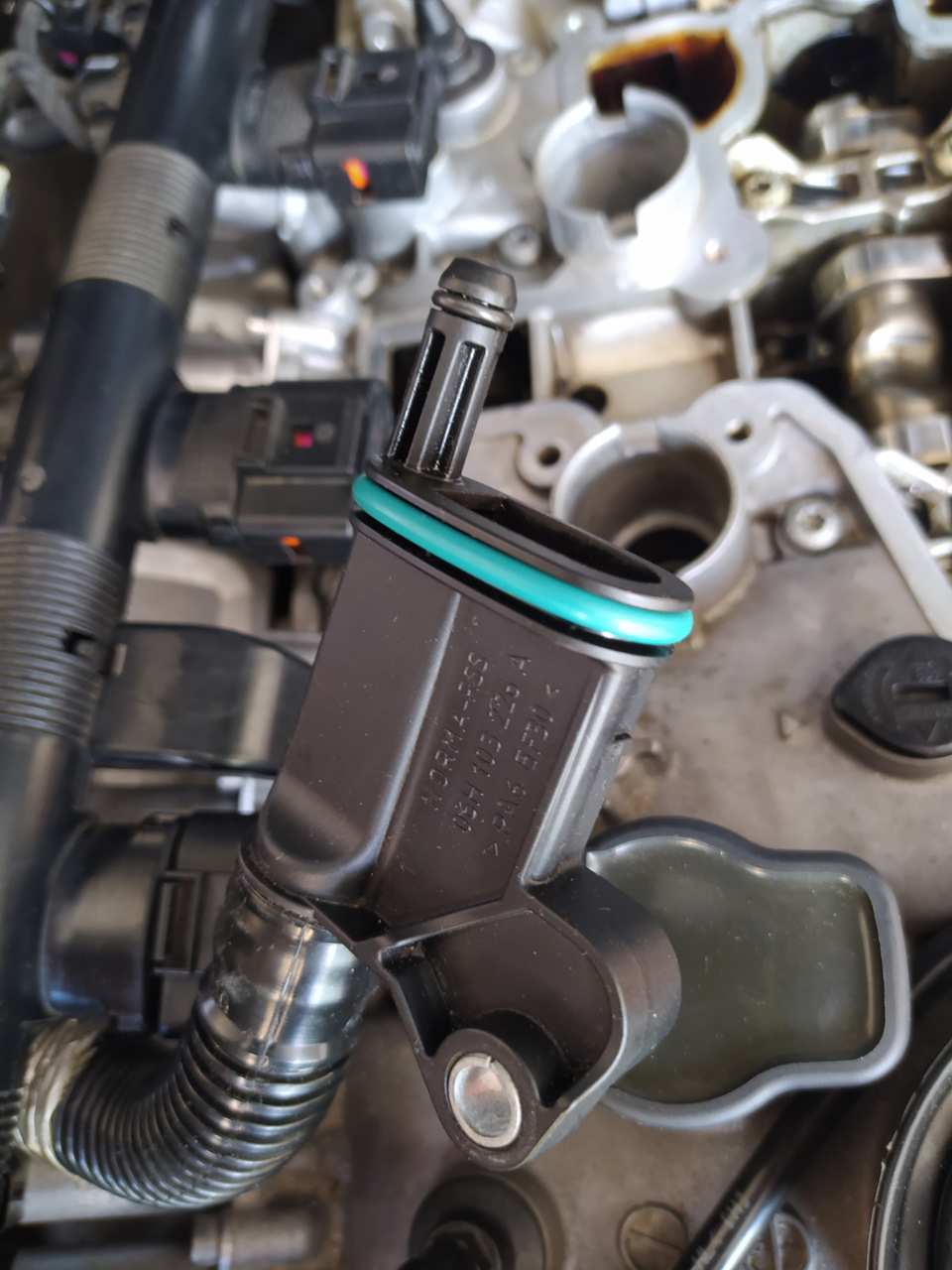 Замена прокладки и уплотнительного кольца на маслоотделителе — Audi A6 ...