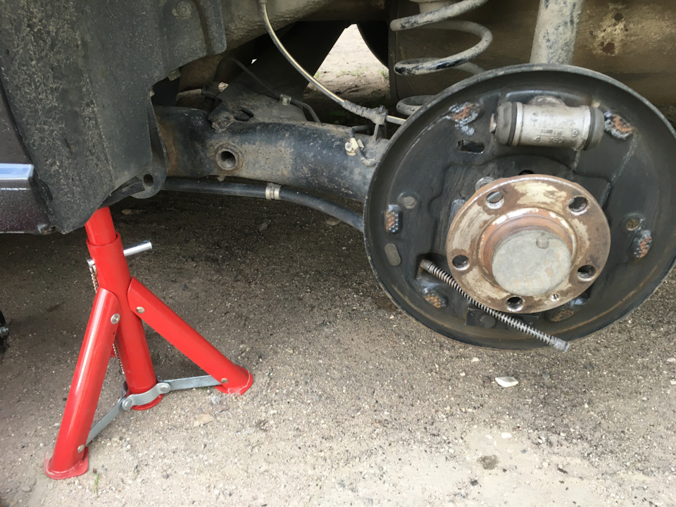 Смена задних колодок, установка розетки в 12В — Volkswagen Polo Sedan ...