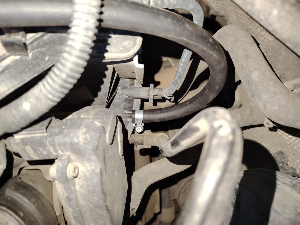 Замена шланга вентиляции картерных газов 03C103493AP — Volkswagen ...