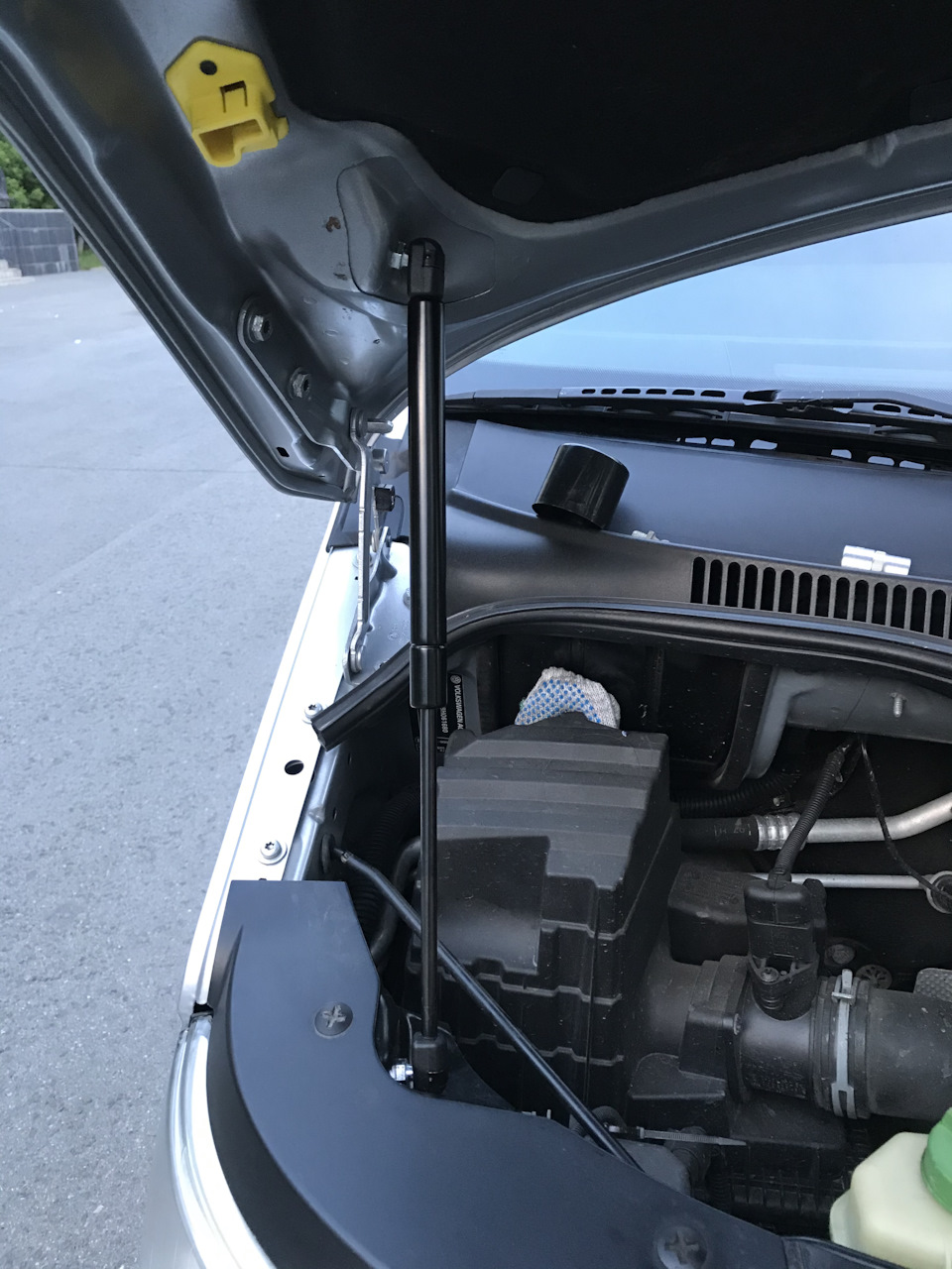 Газовый упор капота. — Volkswagen Transporter T5, 1,9 л, 2007 года ...