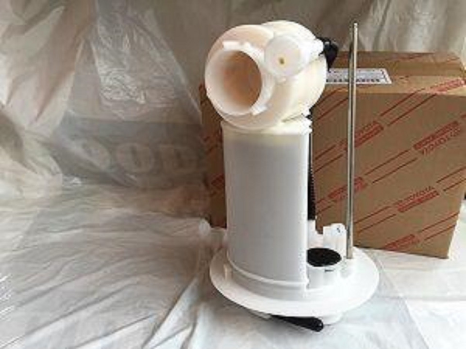 Замена топливного фильтра — Toyota Vitz (90), 1 л, 2008 года | своими ...