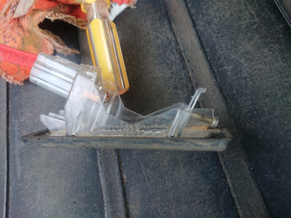 фонарь подсветки номера, замена лампочек. — Renault Laguna III, 1,5 л ...