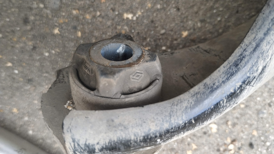 545019811R Рычаг ниж пер л RENAULT | Запчасти на DRIVE2