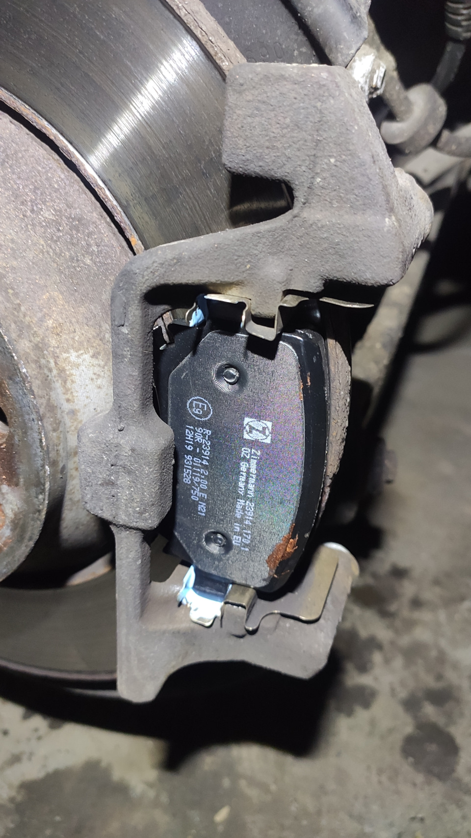 Замена задних тормозных колодок с Brembo P 85 073 на Otto Zimmermann ...