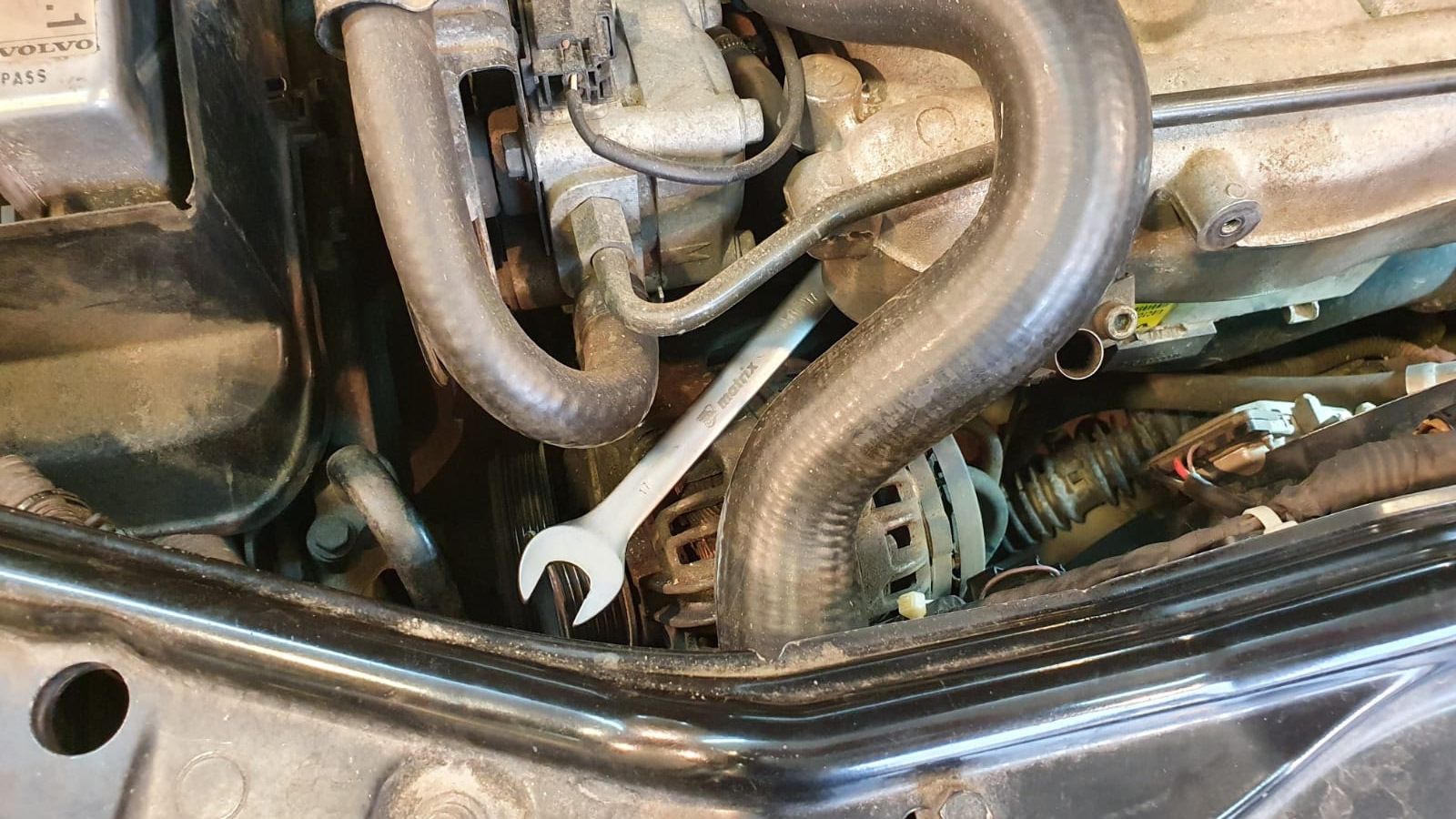 Замена полого винта ВКГ Volvo 8653884 на винт с клапаном Volvo 31325709 ...