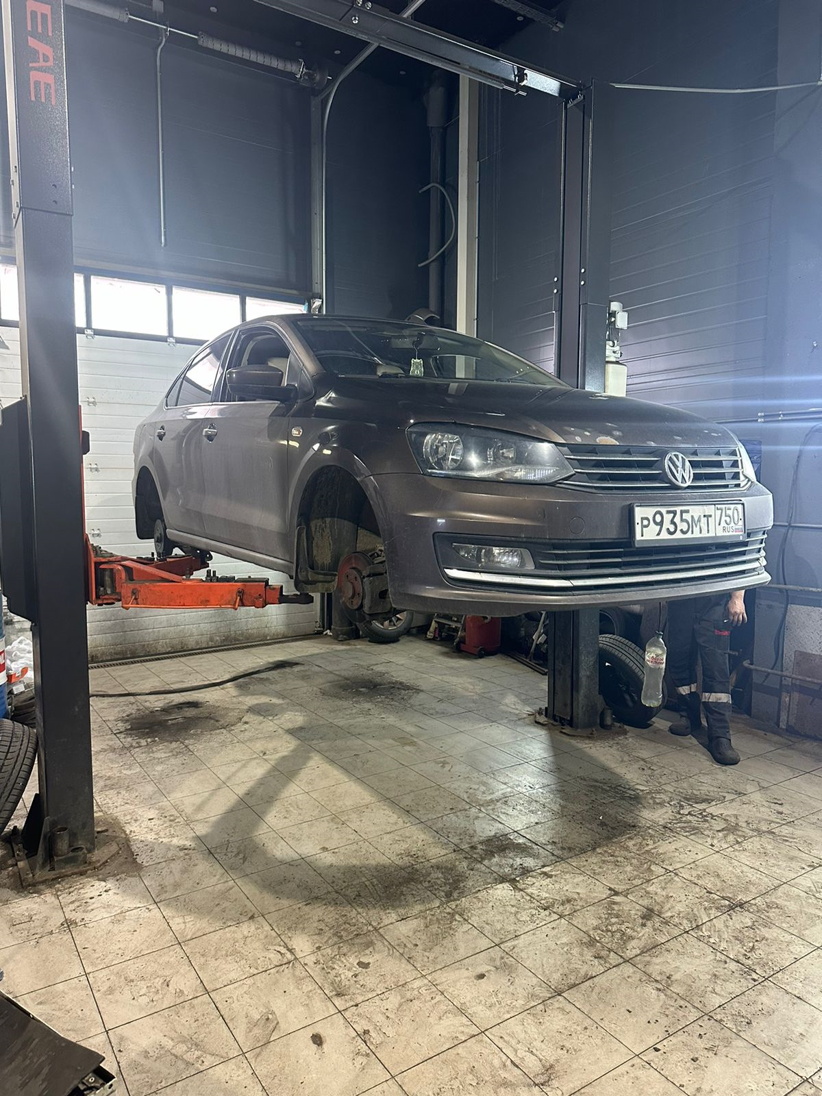 Работы по задним тормозам — Volkswagen Polo Sedan, 1,6 л, 2015 года ...