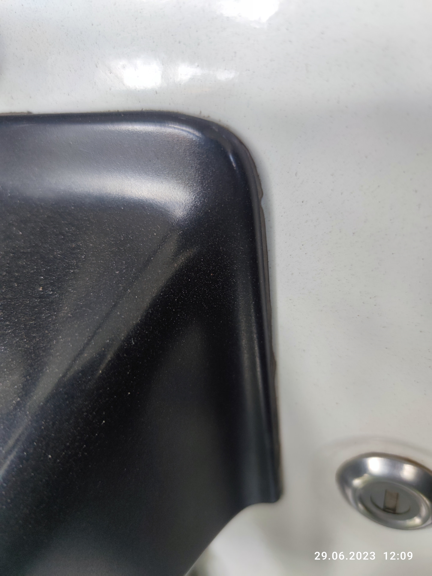 271. Замена/ремонт прокладки ручки двери багажника и замена стекла и ...