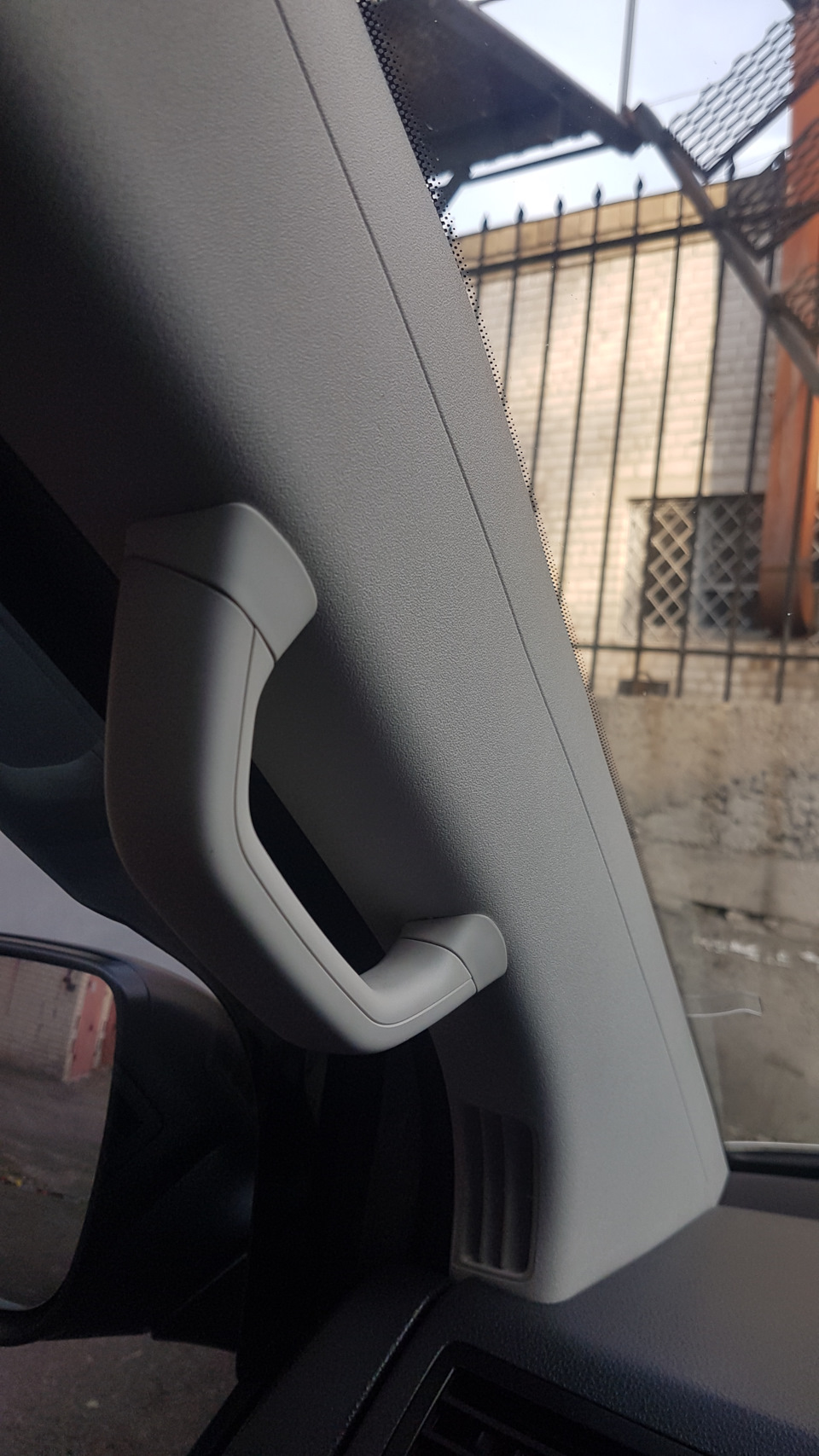 Оригинальные ручки передних стоек. — Volkswagen Transporter T5, 2 л ...