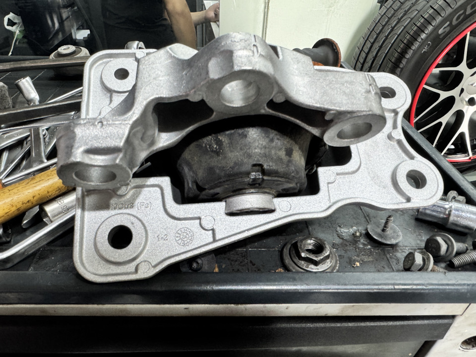 Замена левой (правой?) подушки ДВС — Volvo V60 (2G), 2 л, 2020 года ...