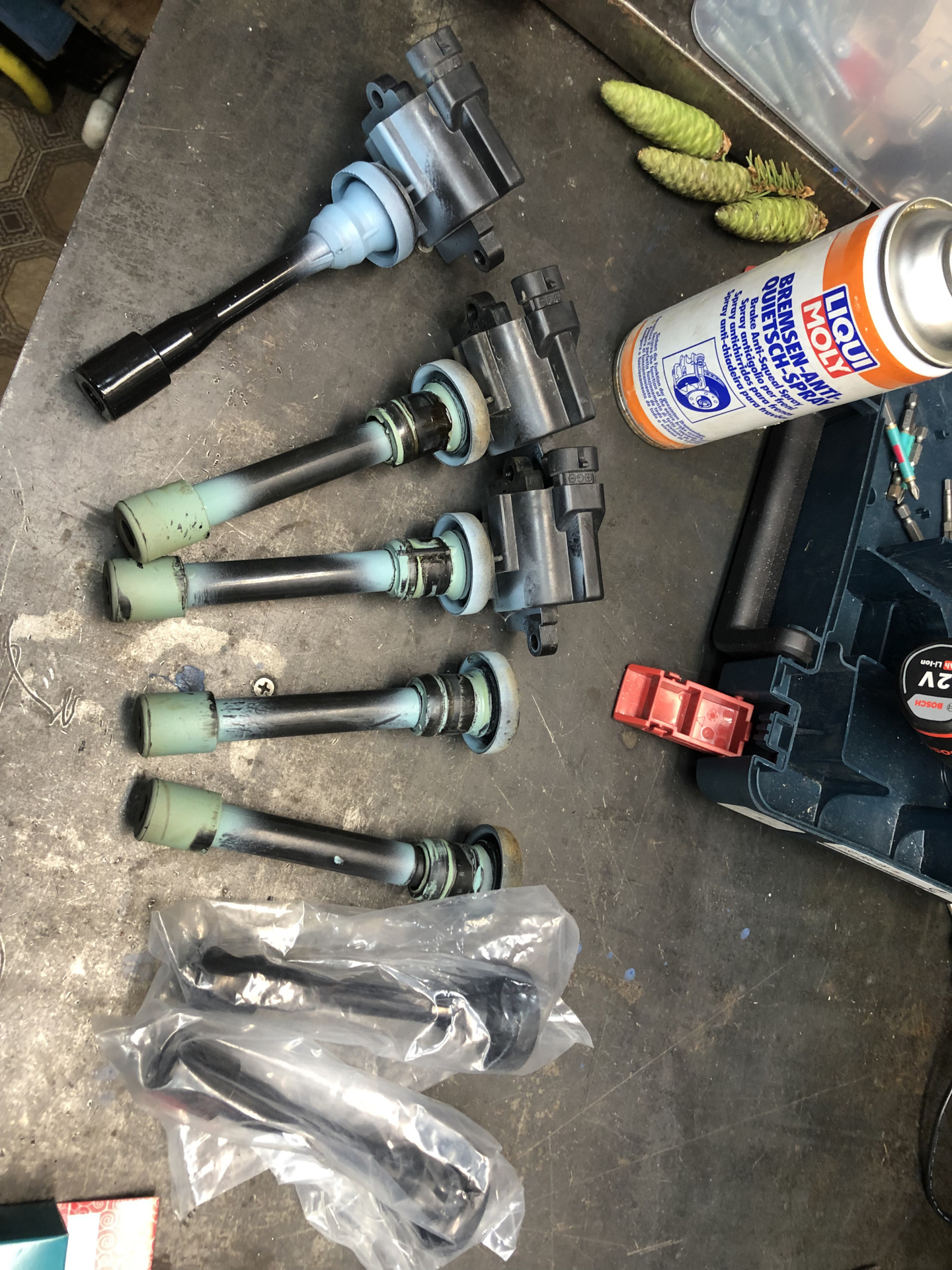 Замена прокладки клапанной крышки, уплотнения колодцев, свечей и ...