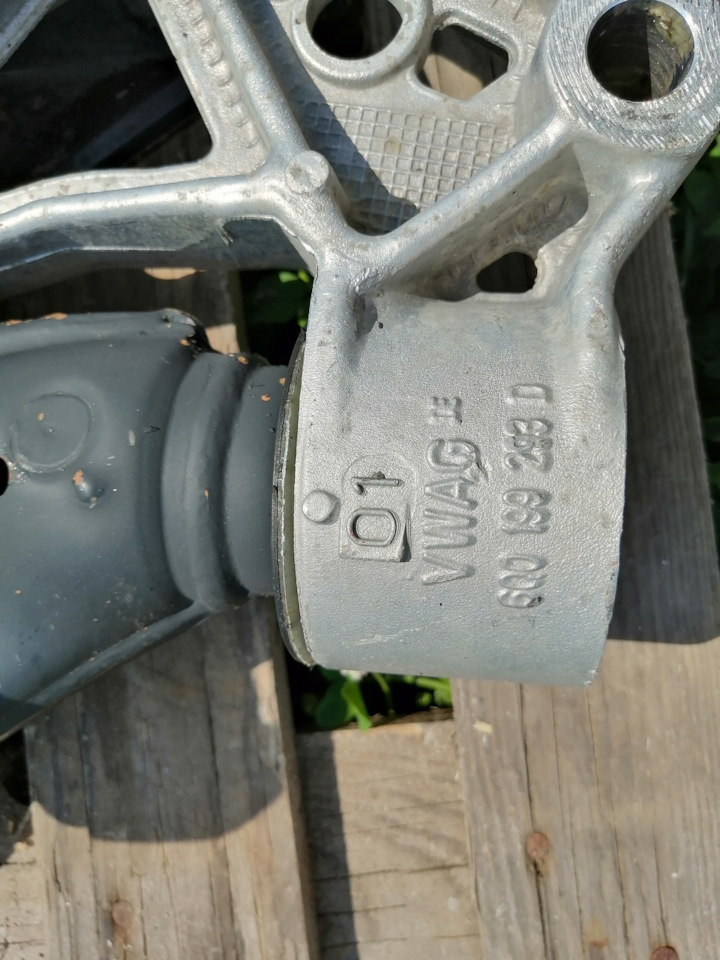 6Q0199294D Кронштейн крепл.рычага передн.R Фабия VAG | Запчасти на DRIVE2