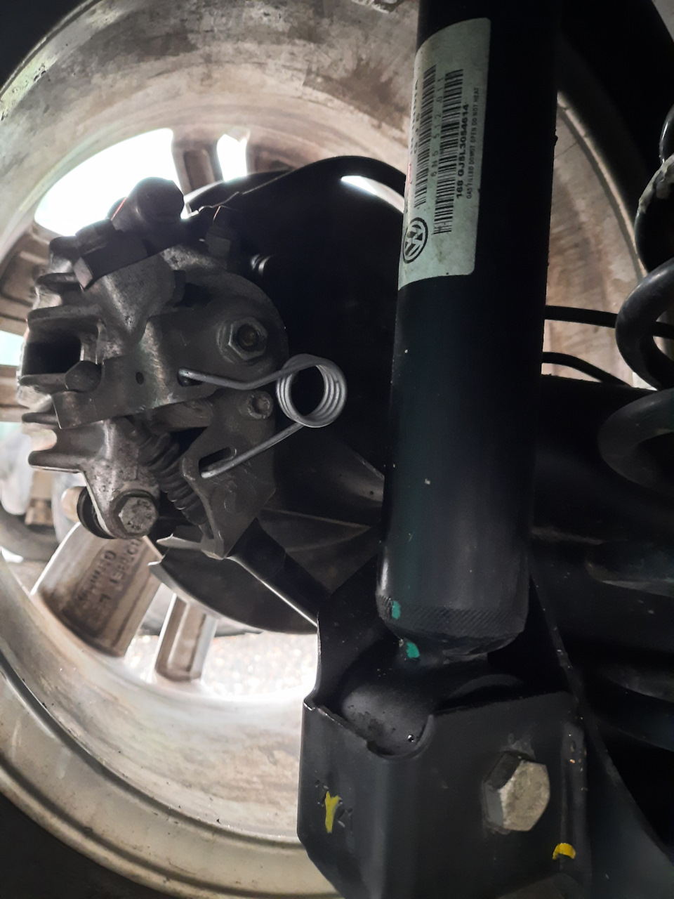 Возвратные пружины стояночного тормоза: 7H0615296 (правая); 7H0615295A ...