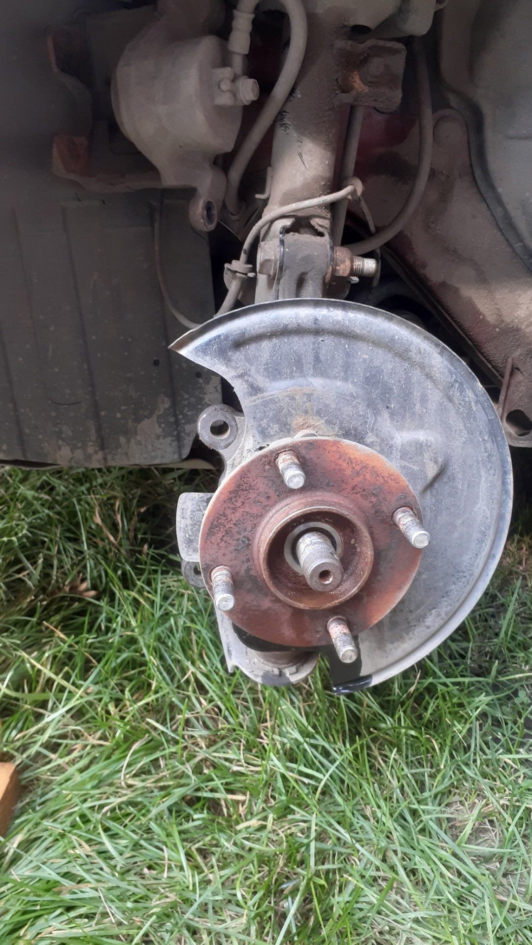 Замена передней ступицы — Nissan Tiida (1G), 1,6 л, 2011 года | своими ...