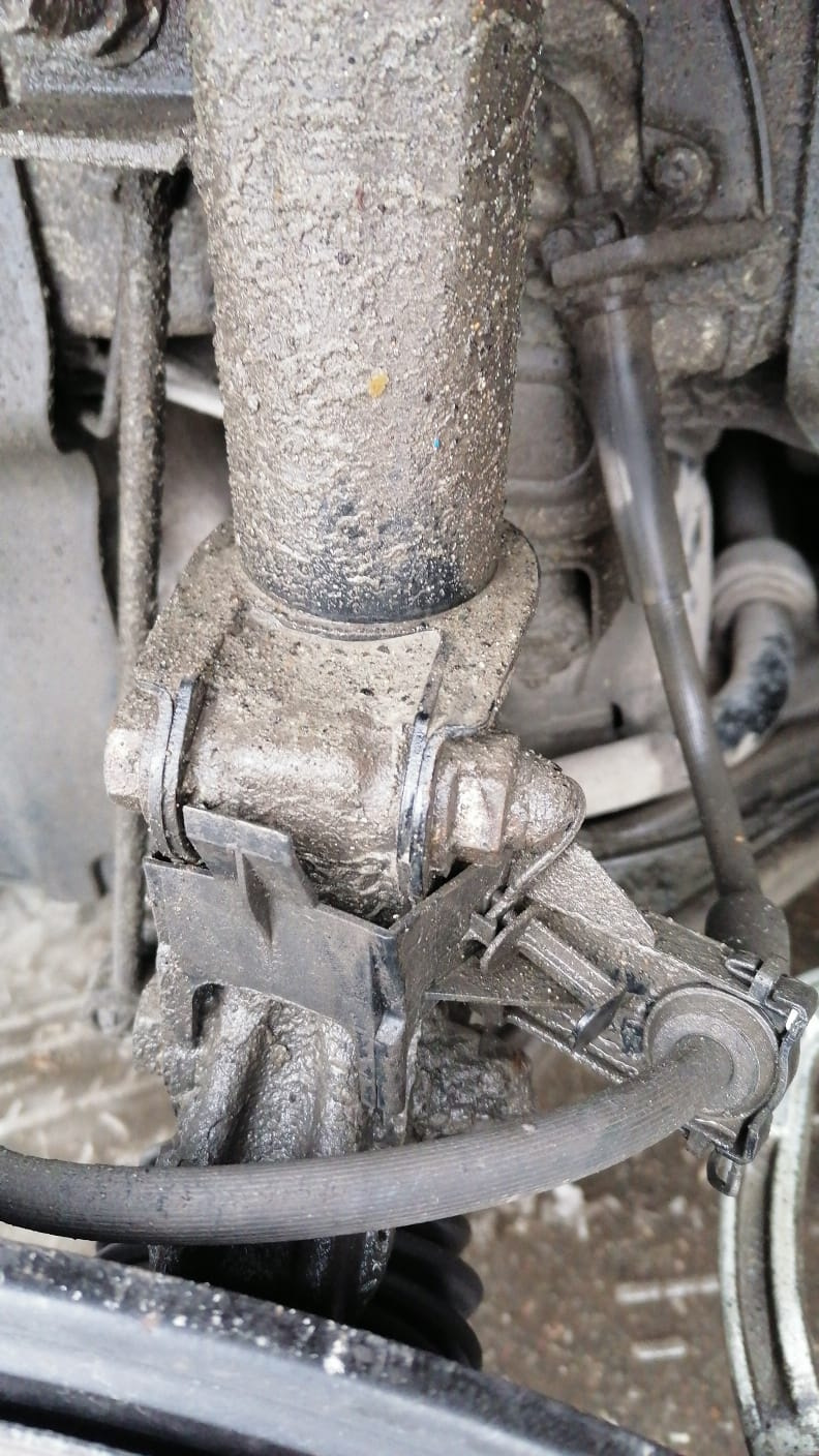 По следам замены шин. Замена крепления тормозного шланга — Mercedes ...