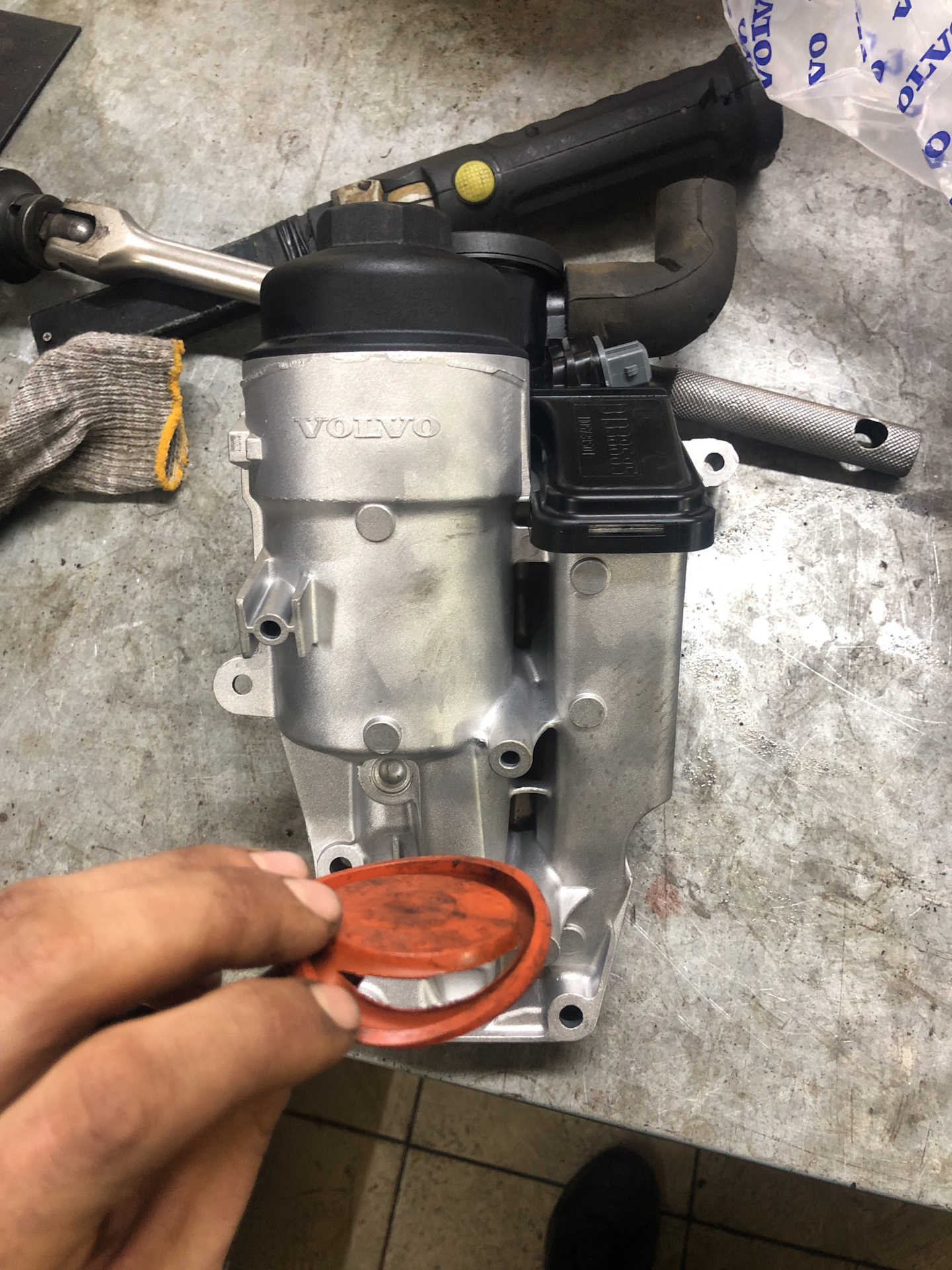 Не долго музыка играла… — Volvo S80 (2G), 2,5 л, 2012 года | своими ...