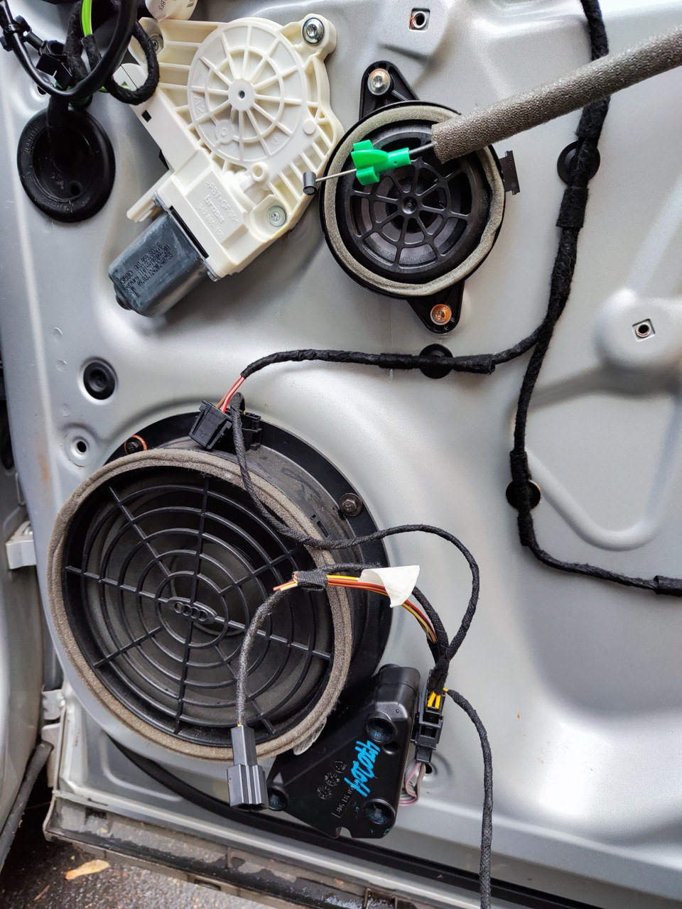 Установка среднечастотников Bose — Audi Q3 (1G), 2 л, 2012 года ...