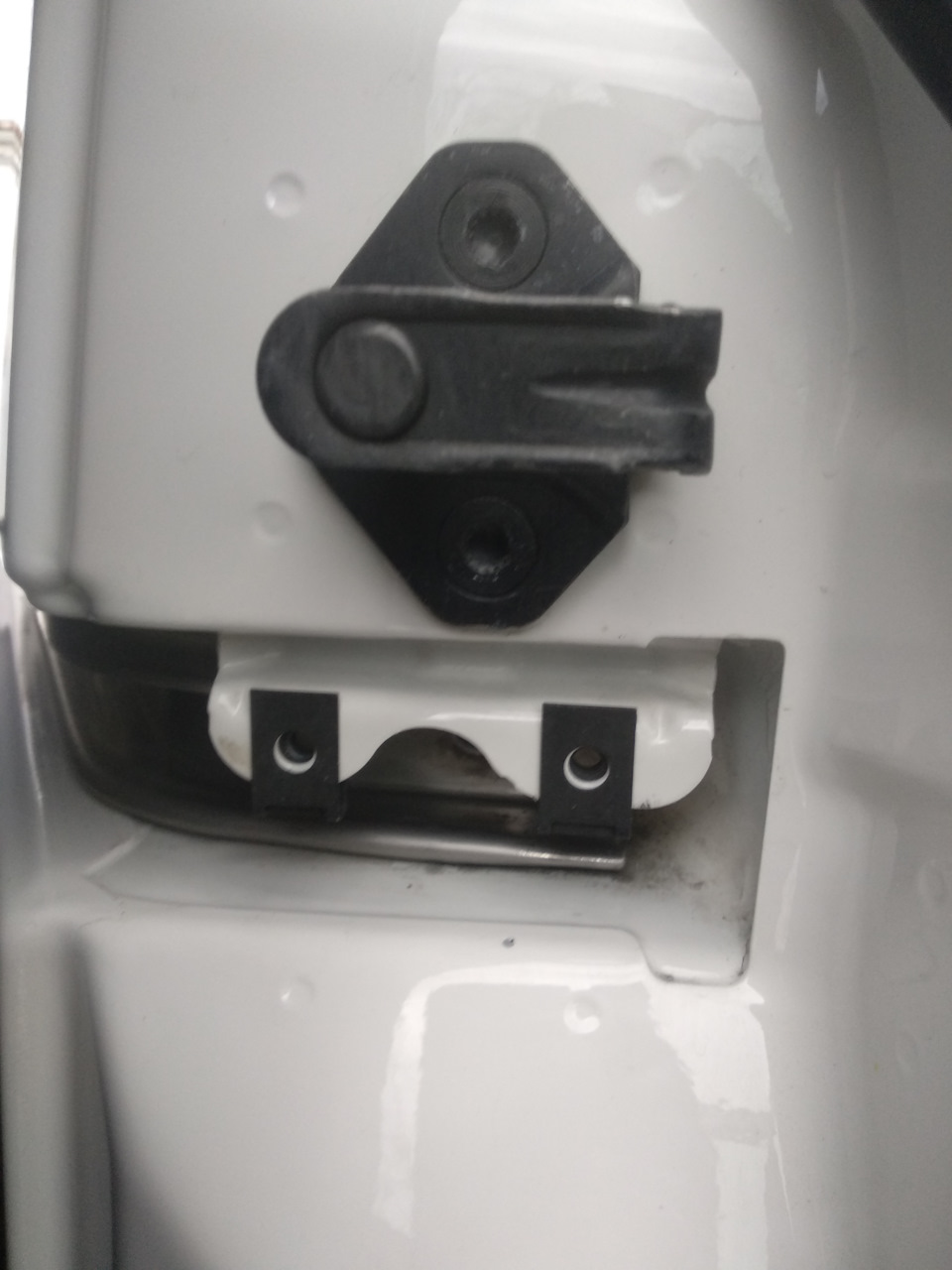 #40 Установка кожуха направляющей сдвижной двери — Volkswagen Caddy (3G ...