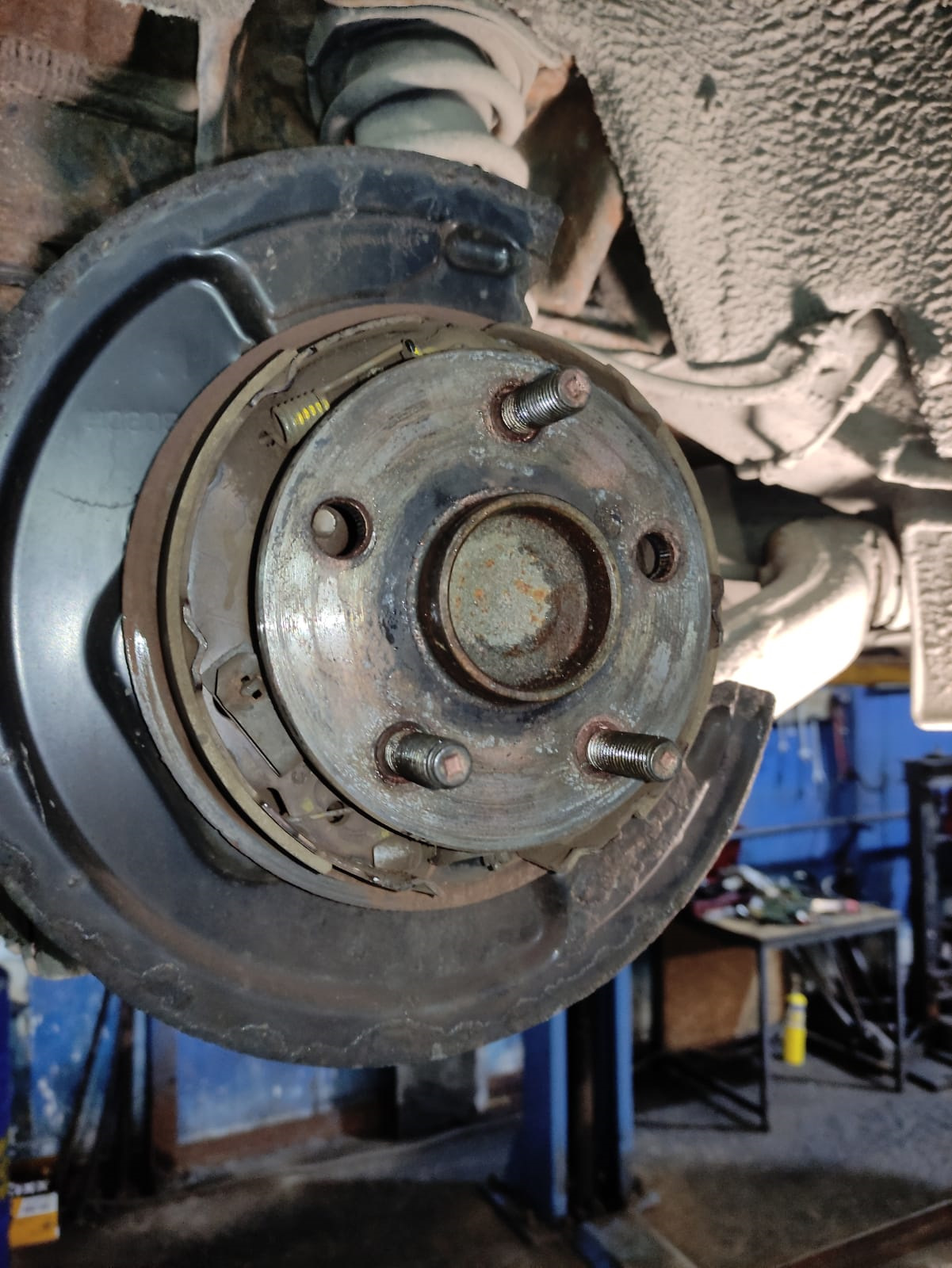 Шиномонтаж + замена шпилек ступицы — Toyota Avensis II, 1,8 л, 2007 ...