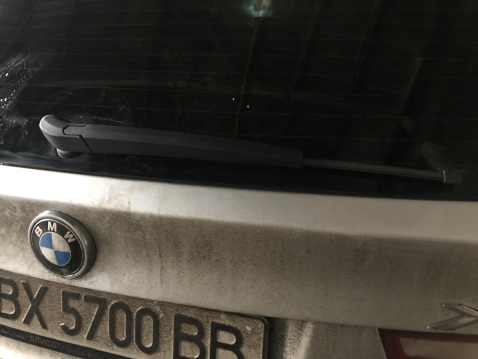 Заменил задний дворник — BMW X5 (E70), 4,8 л, 2007 года | своими руками ...
