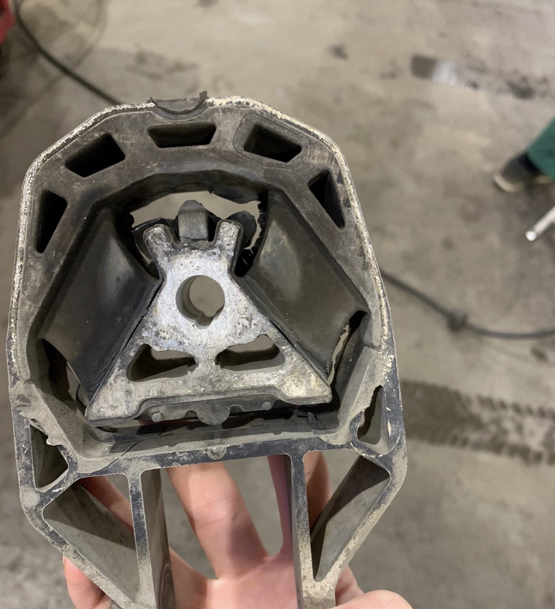 Замена всех опор (подушек) двигателя и коробки — Ford Focus III ...