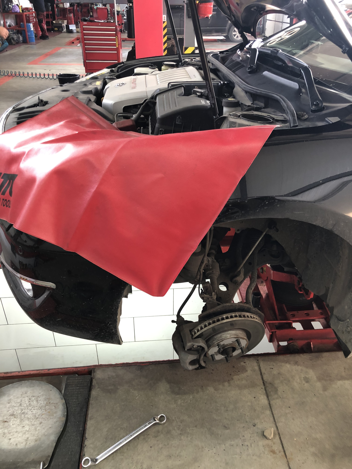 Замена опоры амортизатора — Toyota Aurion, 3,5 л, 2007 года | визит на ...